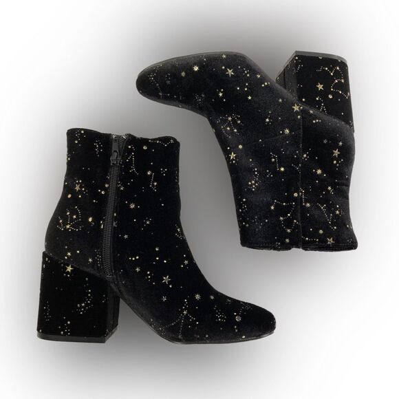 Urban Outfitters | Shoes | Urban Outfitters Margot Velvet Boots 6 ...